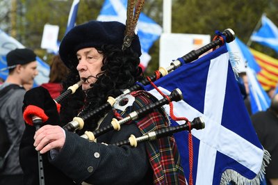 Tens of thousands march for Scottish independence