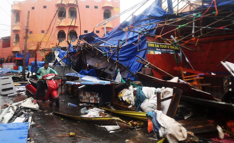 Monster India cyclone 'kills eight', heads for major city