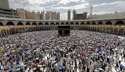 Huge crowds swarm from Mecca for hajj climax