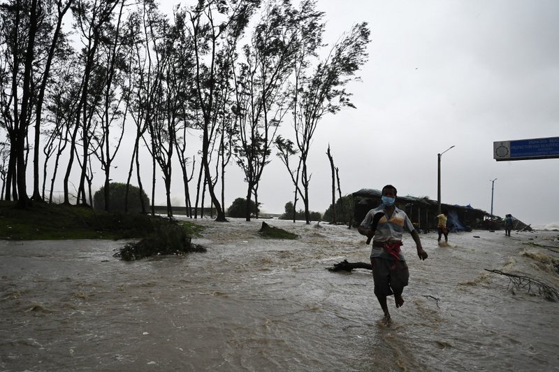 Deadly cyclone batters eastern India, 1.5 million seek shelter