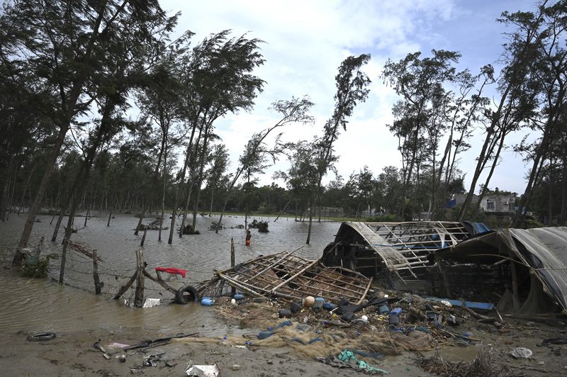 Latest India cyclone kills nine, thousands homeless