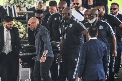 Brazil says final farewell to 'King' Pele