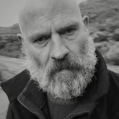 Hollywood actor Neil Sandilands launches new song on the Scenic Drive