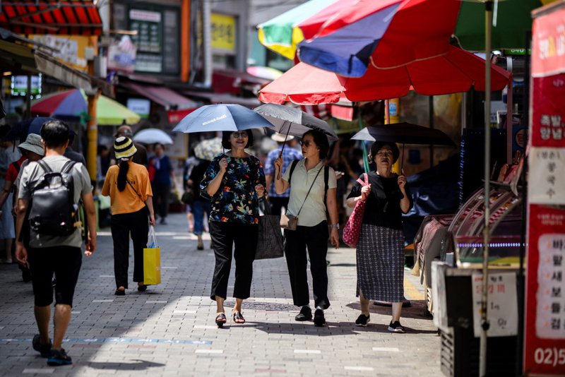 Seoul residents sweating with record 'tropical nights' weather