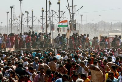 18 dead in India stampede to catch trains to Hindu festival