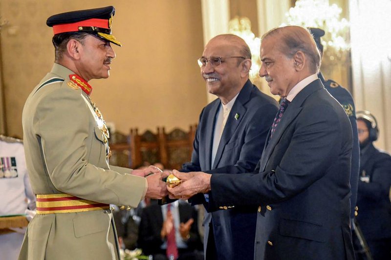 Pakistan grants lifetime immunity to president, current army chief