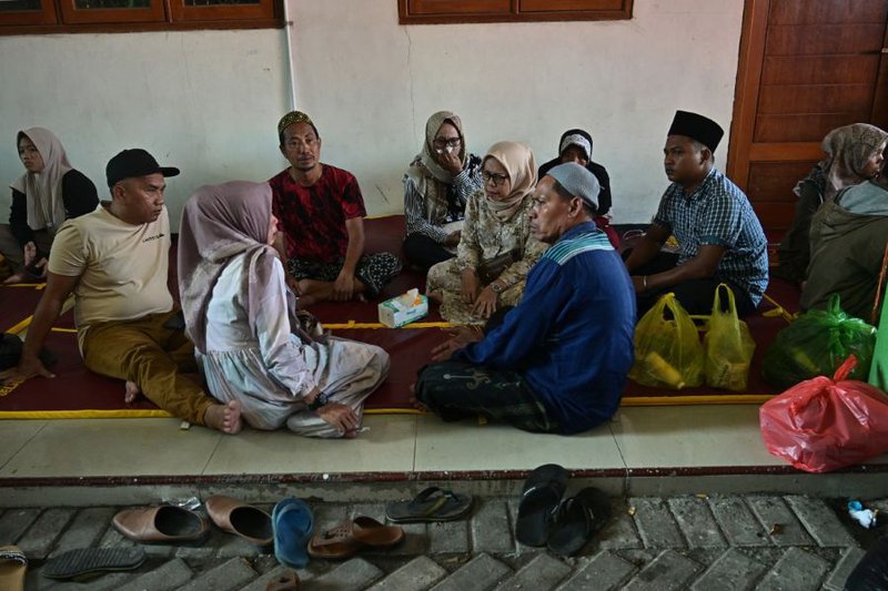 Desperate Indonesia parents await news at school collapse