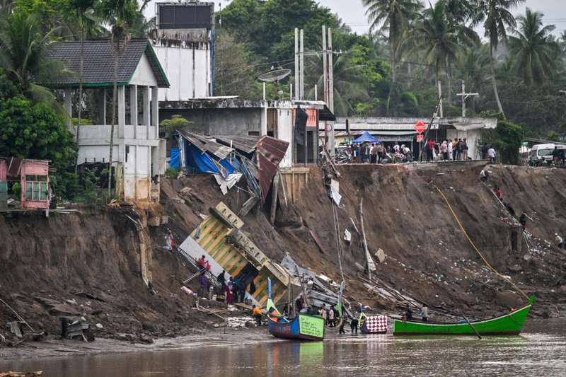 Toll in deadly Indonesia floods near 1,000, frustrations grow