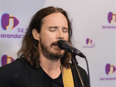 Ampie sing bekende The Calling-liedjie op Friday Live