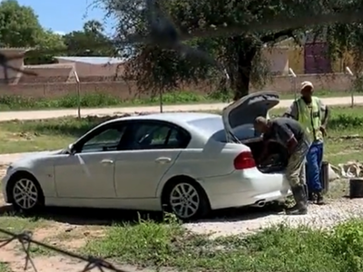 WATCH: This man loads building material into the boot of his fancy car