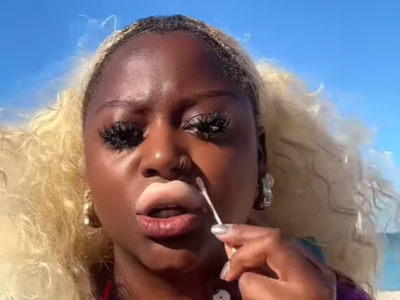 Woman shows us how she applies her lips daily