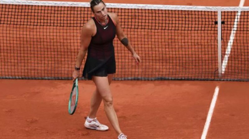 Sabalenka implodes as Shnaider books French Open semi with Chwalinska