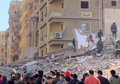'Five dead' as building collapses in Egypt