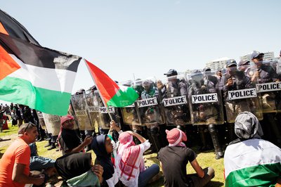 Pro-Israel and pro-Palestinian groups clash in Cape Town
