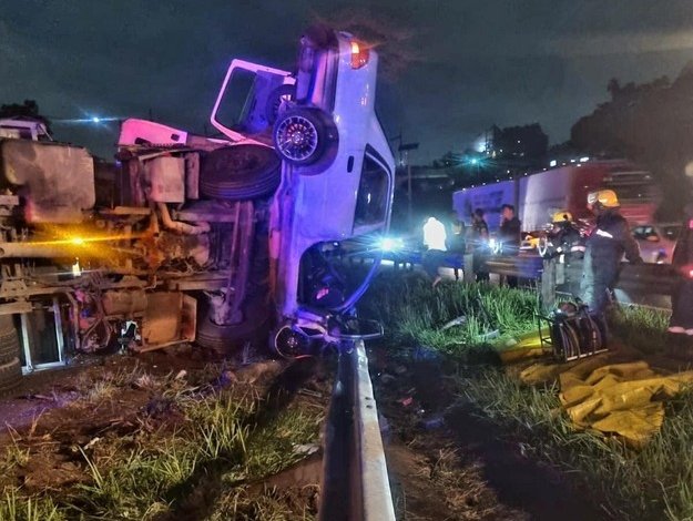 N2 crash near Higginson leaves car in vertical position
