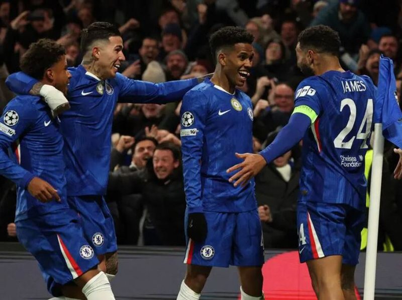 Chelsea dominate Barca in Champions League, Man City lose