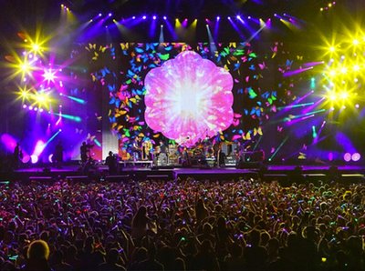 Aussie proposes on stage with Coldplay