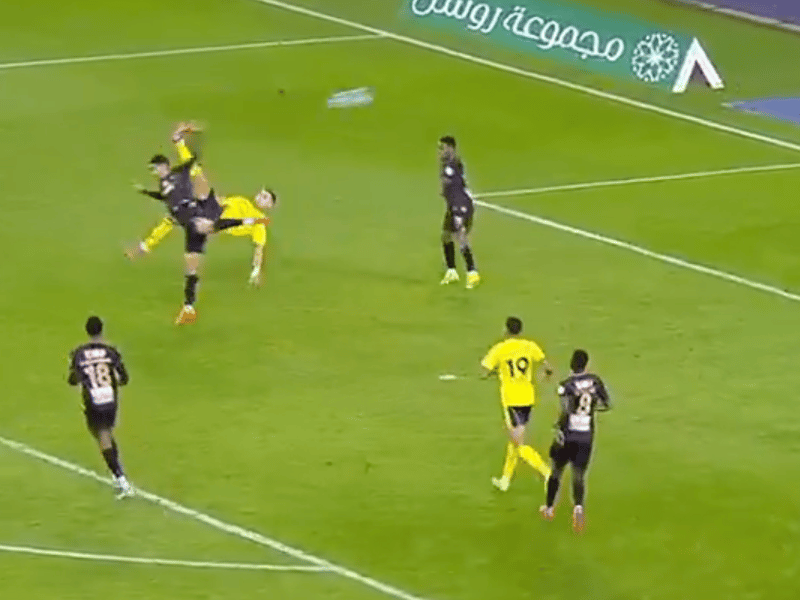 40-year-old Cristiano Ronaldo shocks with impressive bicycle kick goal