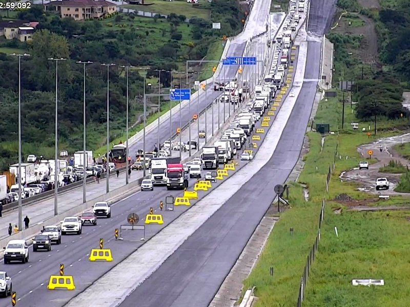 WATCH: Looters target truck involved in N3 crash