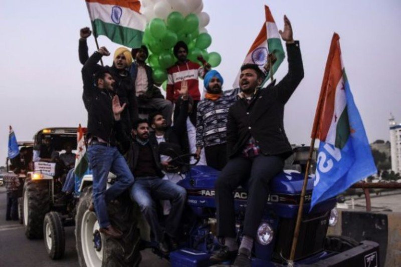 Delhi clashes as farmers tractor protest overshadows military parade