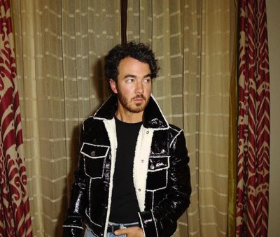 Demi Lovato or Miley Cyrus? Kevin Jonas chooses...