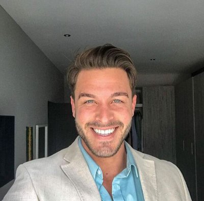 Lee Thompson graces cover of Portuguese romance novel