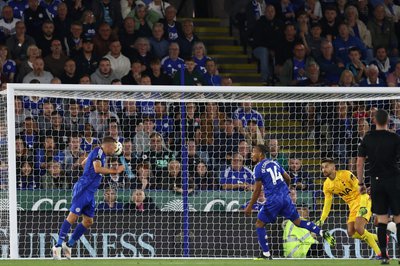 Vardy strikes as Leicester hold misfiring Spurs