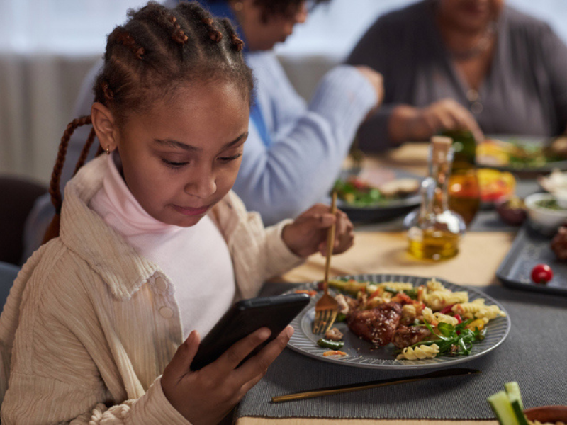 Why you shouldn't let your kids eat in front of the screen