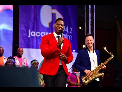 Good Morning Angels: Lloyd Cele lends a helping hand with the help of ...