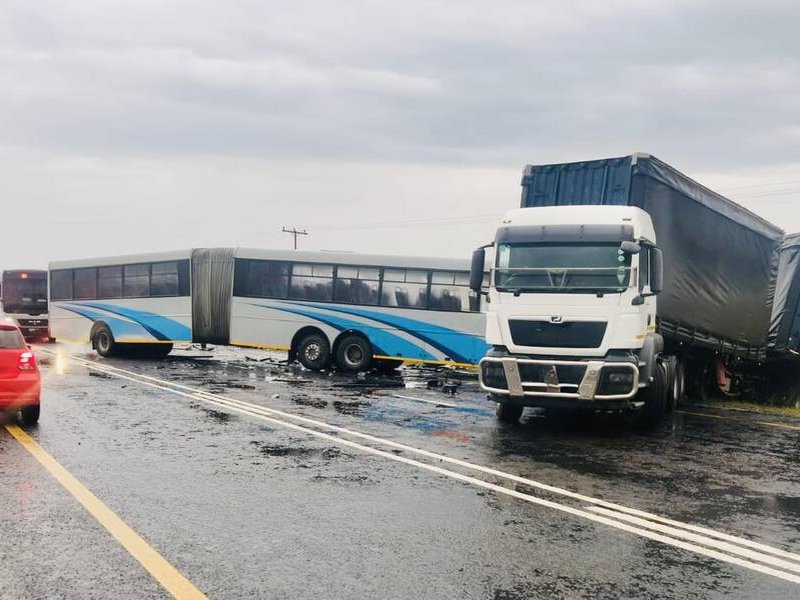 Ten people killed in N8 bus, truck crash in Free State