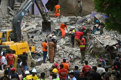Search continues after Pakistan building collapse kills 16