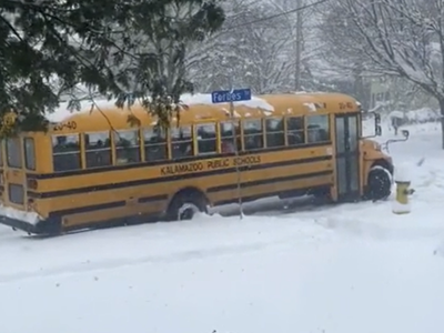 Bus gets stuck in snow, driver plays a game with scholars