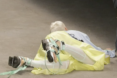 Model collapses and dies on catwalk