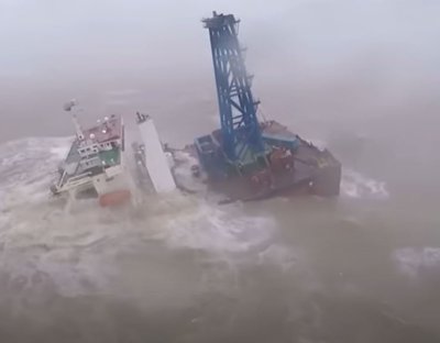WATCH: Terrifying footage of ship breaking up in the ocean goes viral