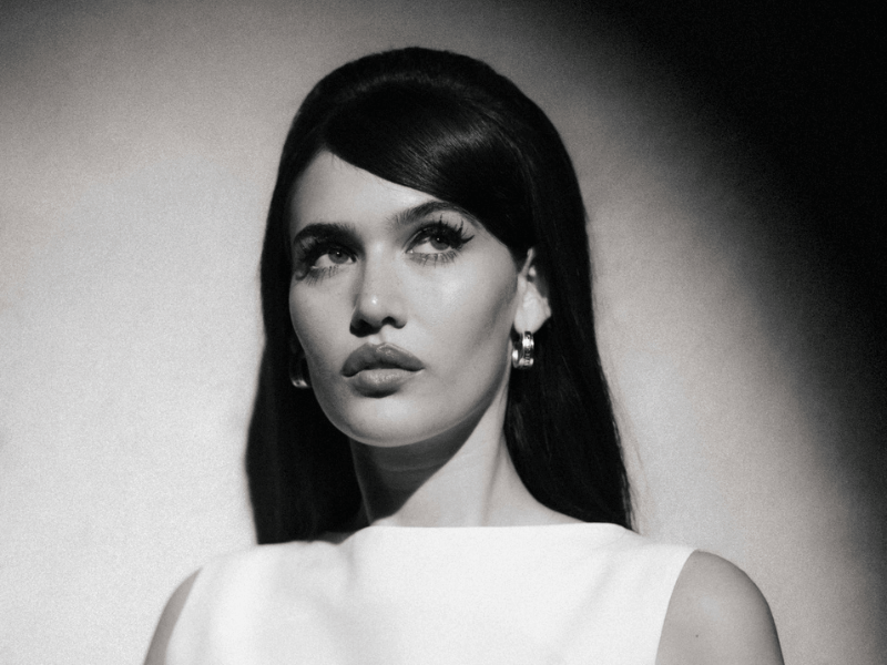 Sienna Spiro debuts 'The Visitor' music video