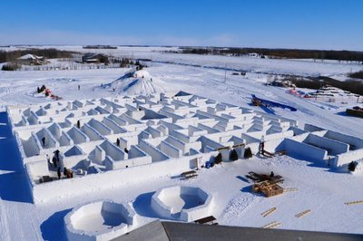 Canadian couple builds world's largest snow maze