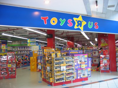 Toys R Us founder dies as iconic retail chain folds