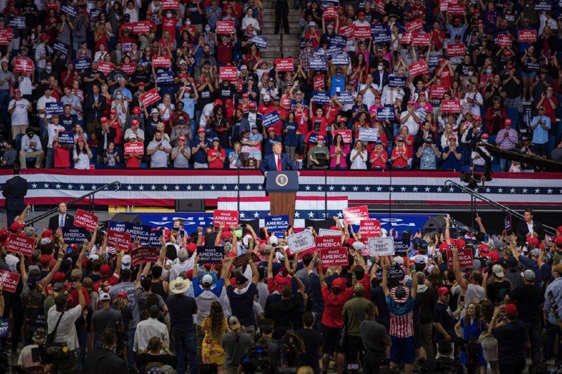 Trump holds fiery rally but crowd disappoints