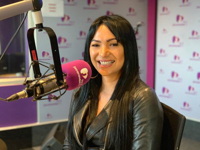 Tarryn Lamb performs the classic 'Op Blouberg se Strand' on Friday Live