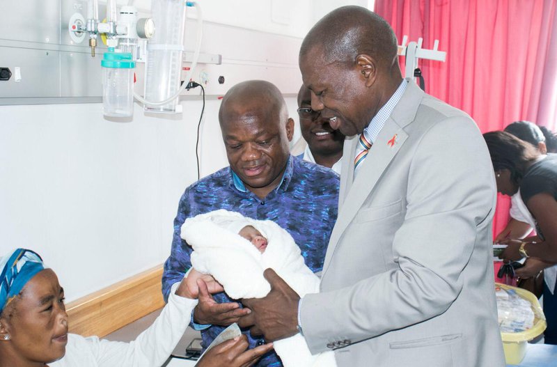 [PICTURES] Minister of Health visits New Year's babies