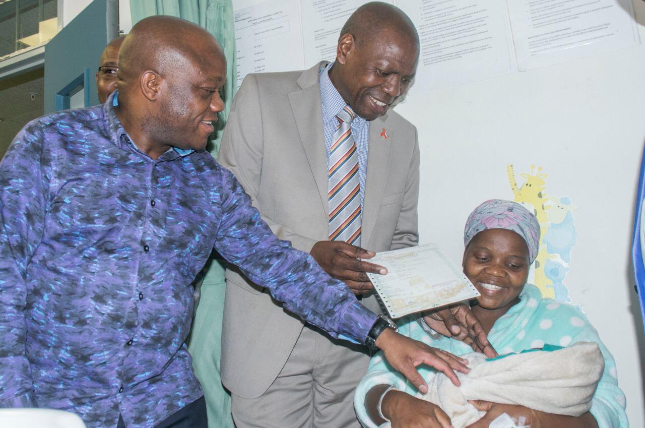 [PICTURES] Minister of Health visits New Year's babies