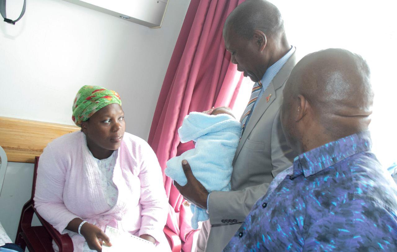 [PICTURES] Minister of Health visits New Year's babies