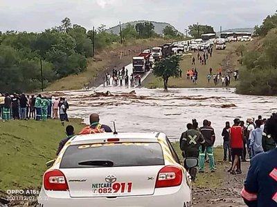 Two vehicles swept by floods in Limpopo, occupants still missing