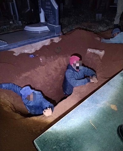 Trio arrested for digging up graves in Tshwane
