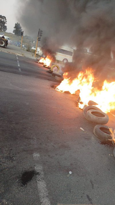 WATCH: Protesters block Allendale in Midrand