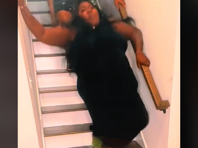 Woman's heel breaks and she falls so gracefully