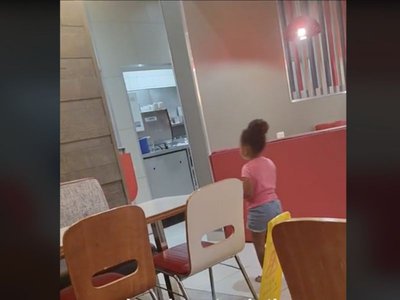 VIDEO: Kid takes plate to restaurant kitchen after eating