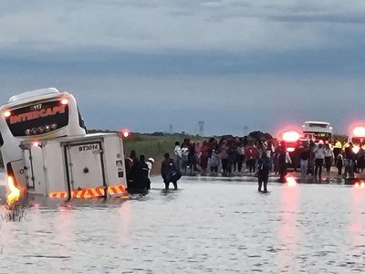 Range Rover among vehicles trapped on R30 in Free State