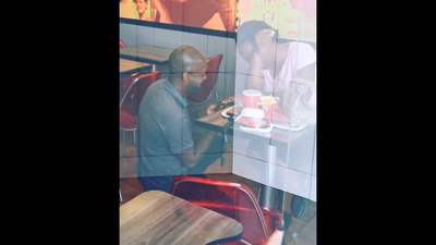 A finger lickin’ good engagement: Couple melt hearts with restaurant ...