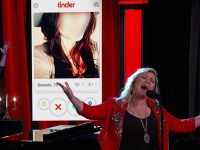 Kelly Clarkson sings Tinder profiles beautifully